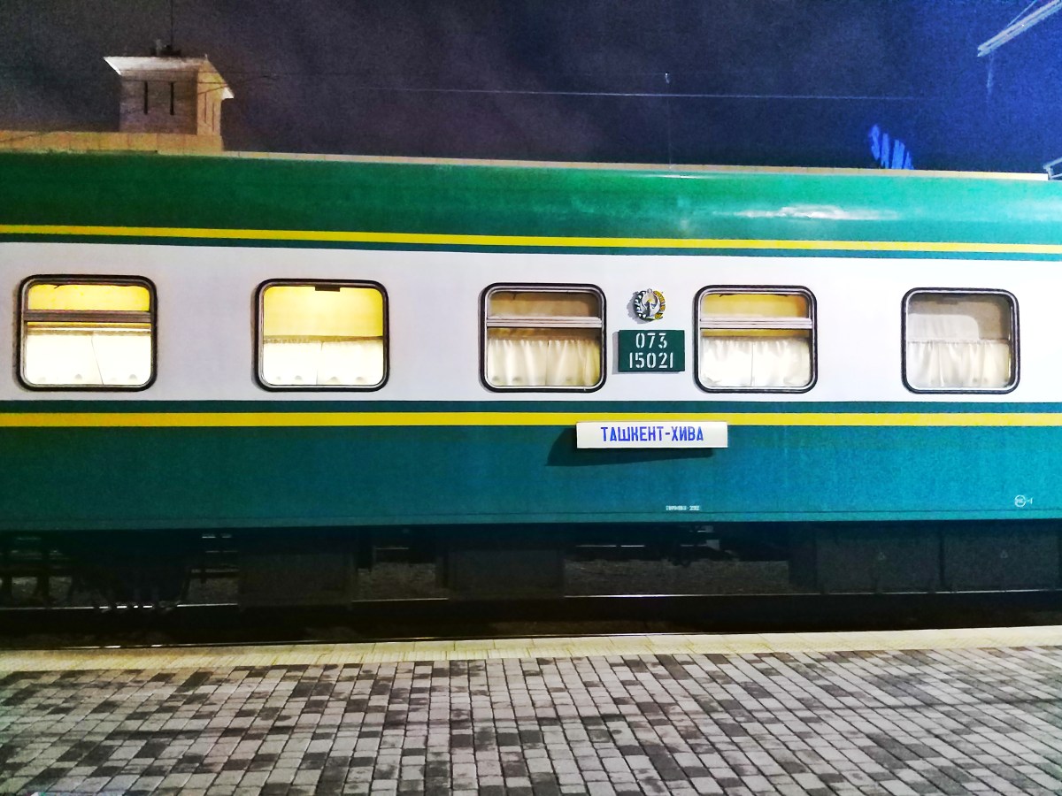 Uzbek train travel – Busy going nowhere